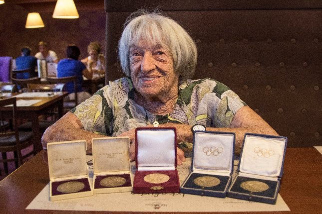 Tiene 96 años, fue medallista olímpica, sobrevivió a la Shoa y recibió ...