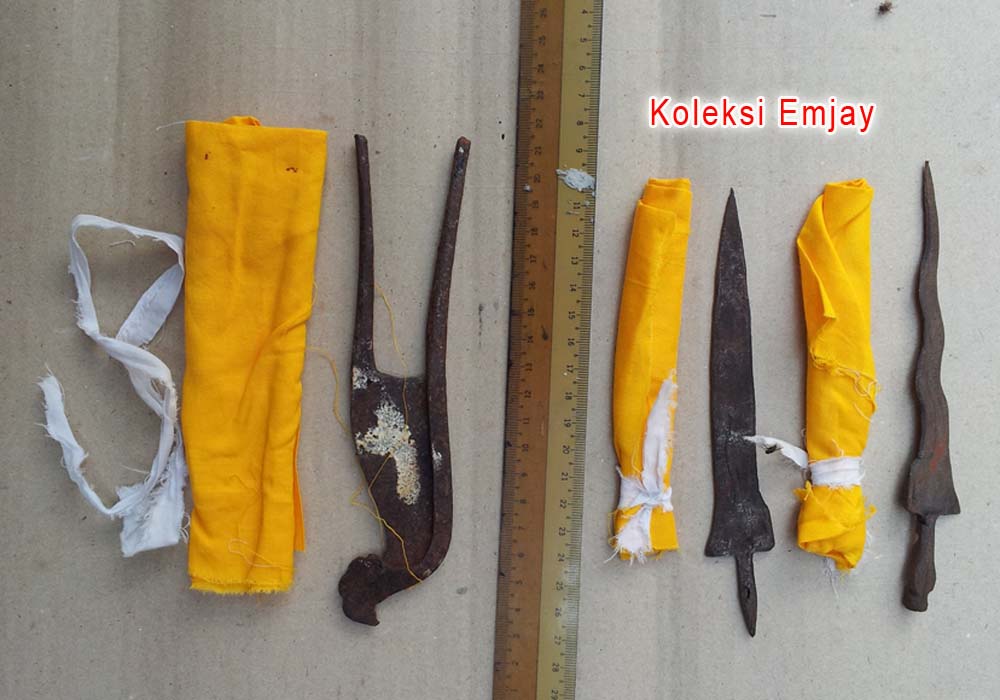 Laman Emjay: Pelupusan tangkal azimat dan senjata puaka terkini.