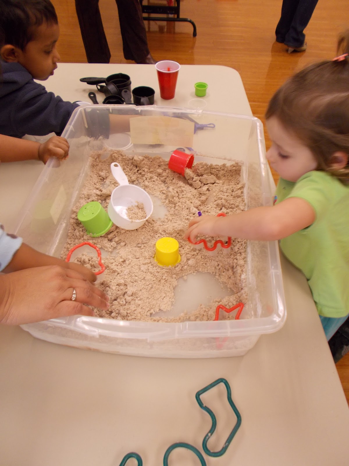 Neverlandarling: Messy Learning Lab: Gingerbread Cloud Dough and Clay