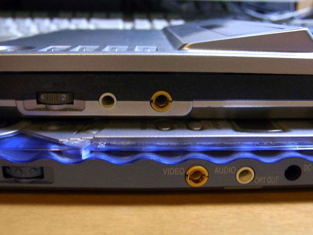 卓上オーディオ (Tabletop Audio): ポータブルDVDプレイヤー(Panasonic DVD-PS3)