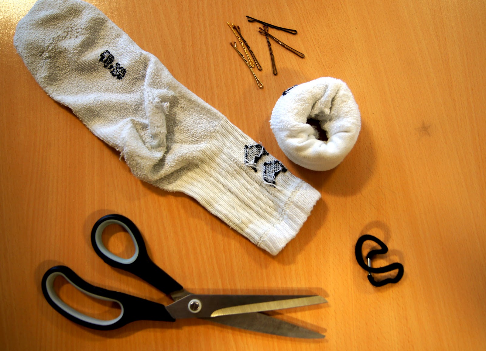 Camille's World of Beauty: Sock up your hair! DIY + tutorial