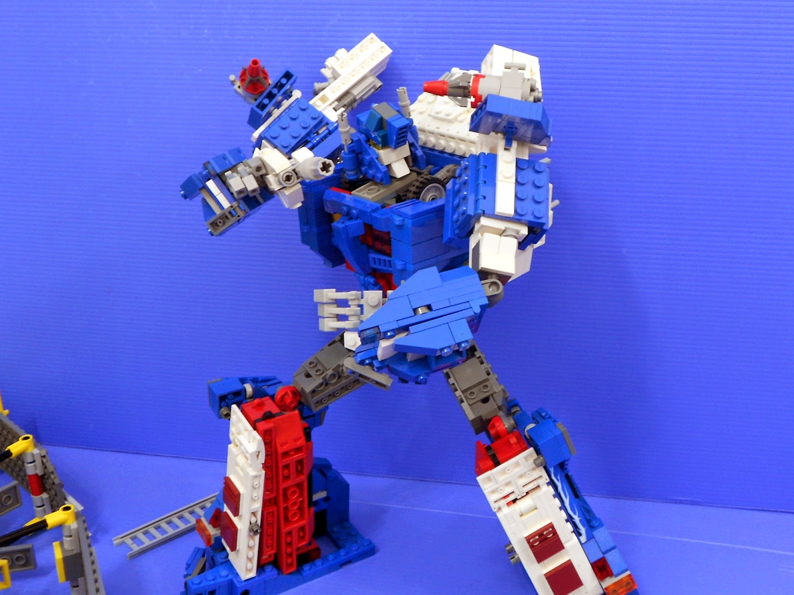 Alanyuppie's LEGO Transformers: LEGO Ultra magnus: Part 3 of 3 (Robot mode)