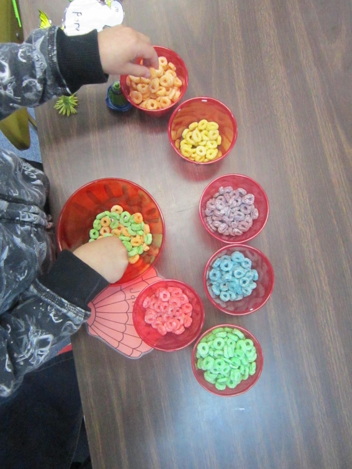 Miss Yellow Shoes: Fruit Loop Rainbow Craft