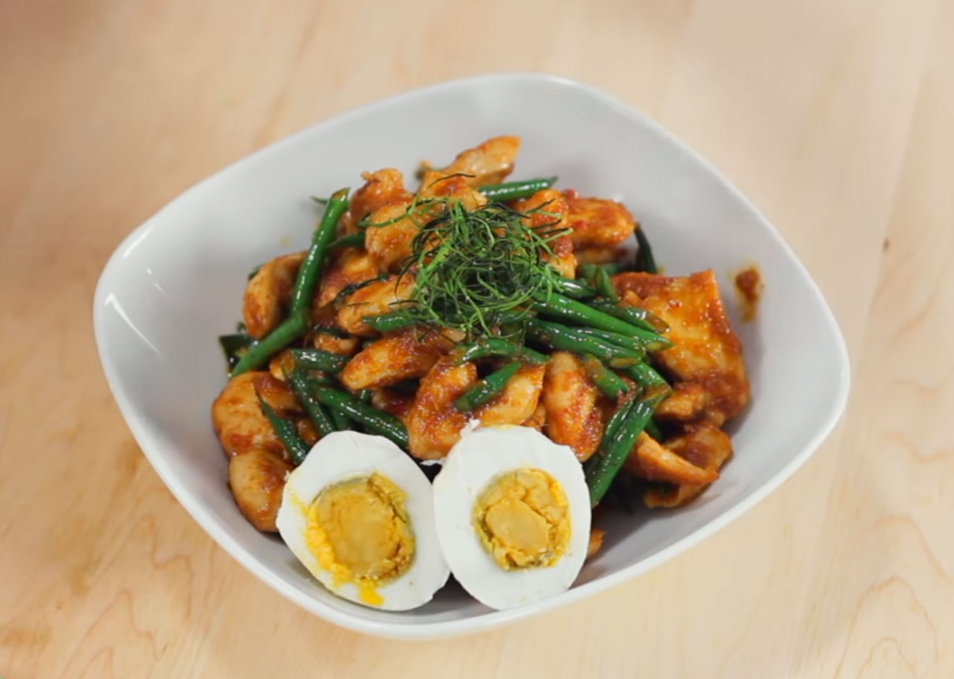 Poulet au curry rouge et haricots verts, Pad Prik King