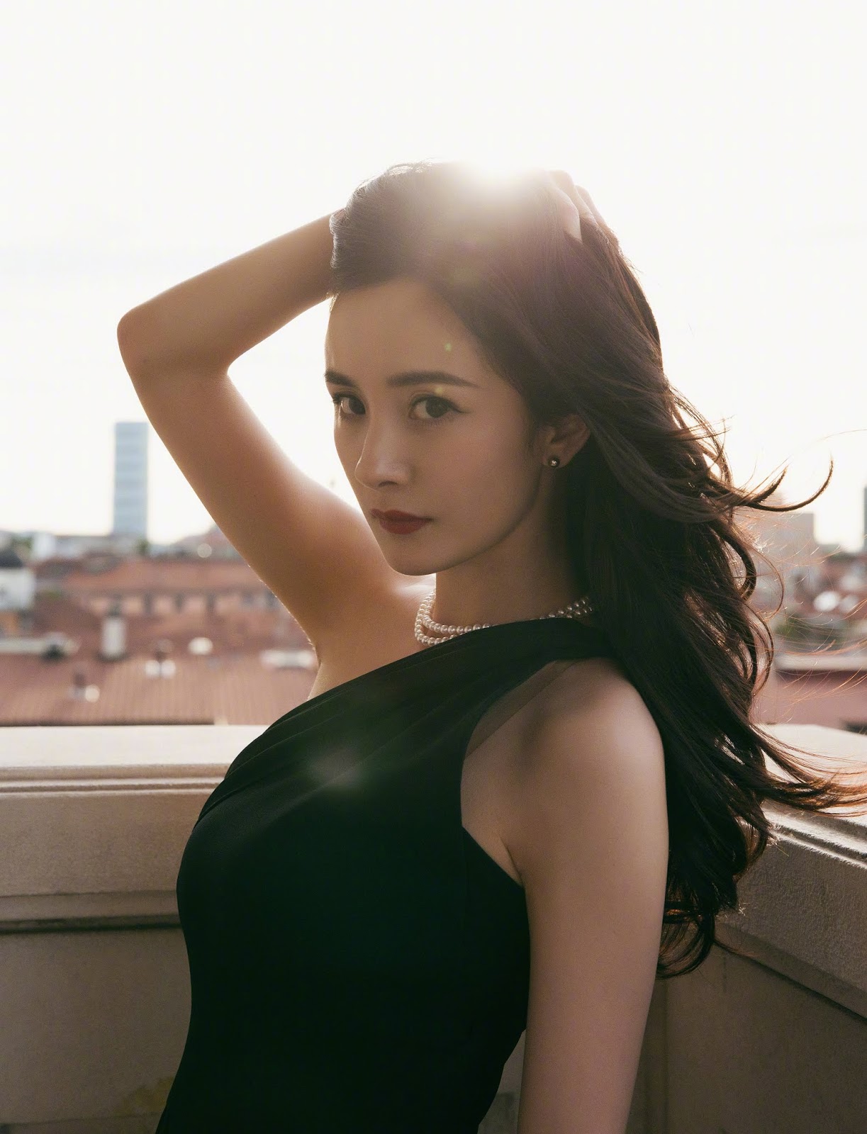 China Entertainment News: Yang Mi poses for photo shoot