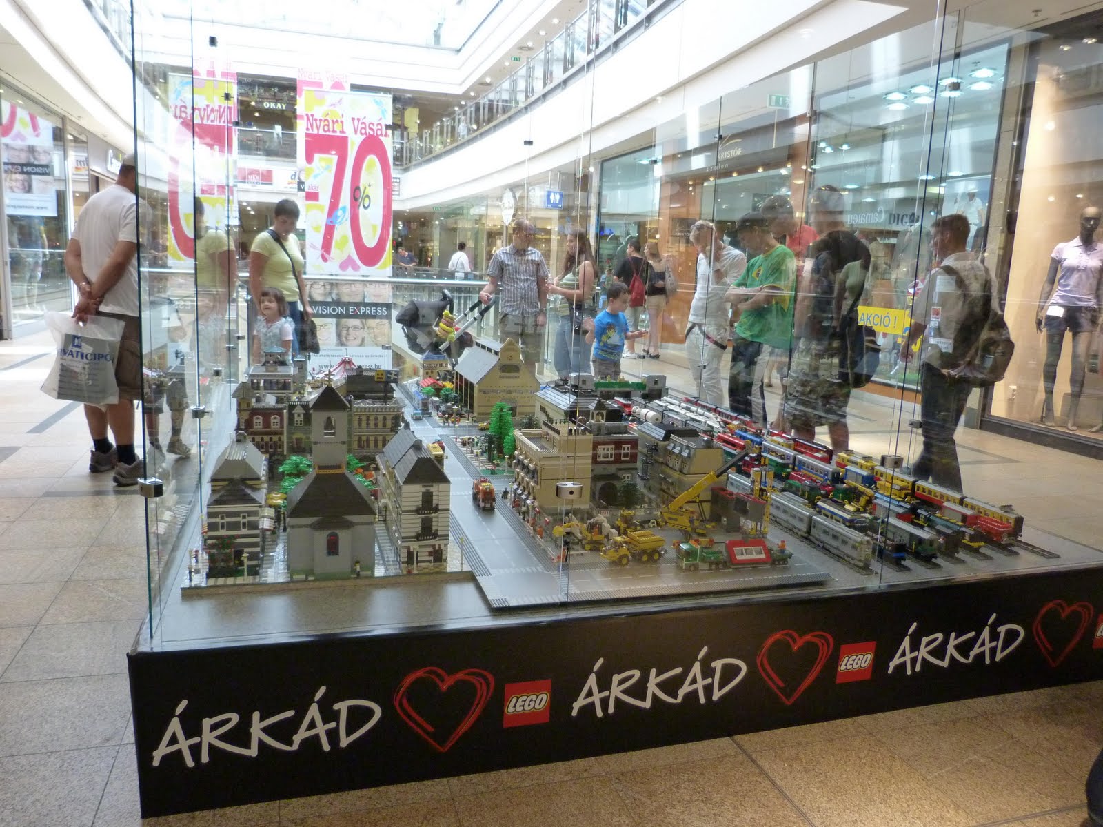 Lego építés: Lego kiállítás 2011, Árkád Üzletház, Budapest, A kész vitrin