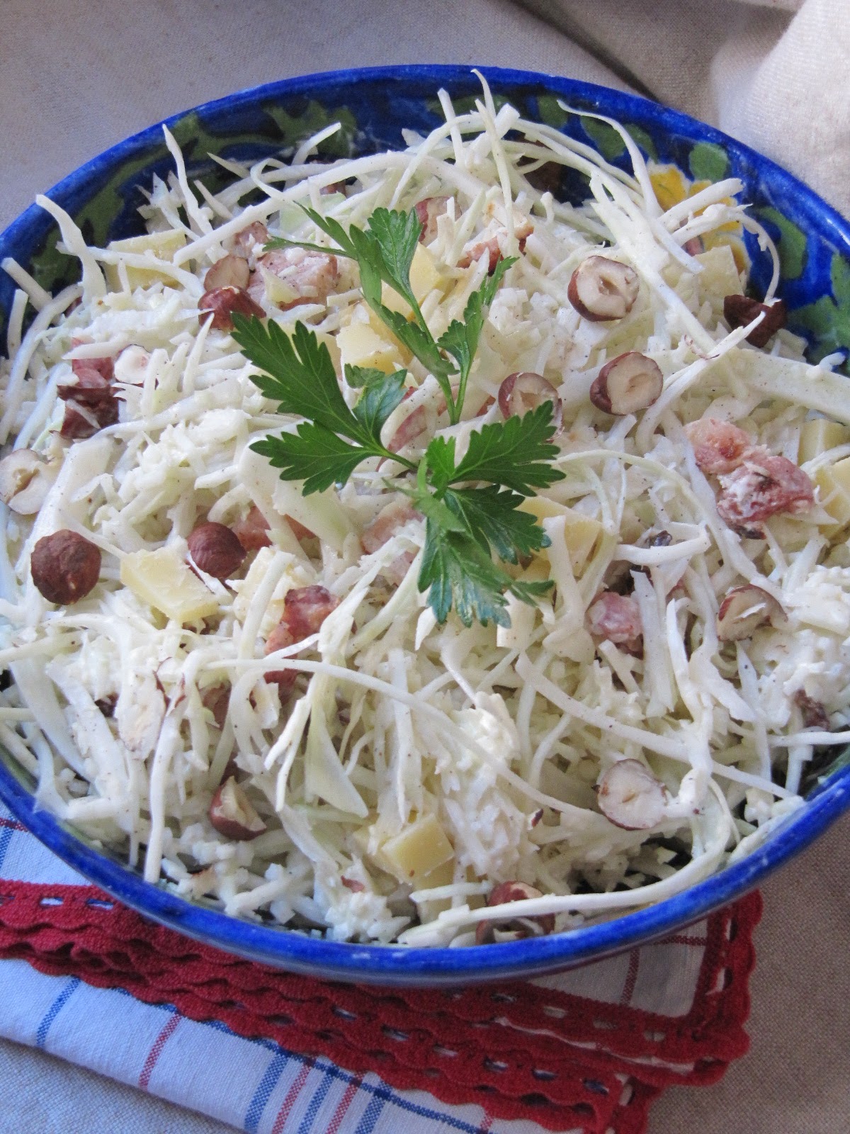La cuisine d'ici et d'ISCA: Salade de chou blanc aux lardons et au comté