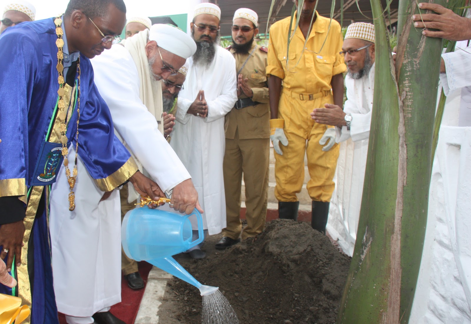 The Dawoodi Bohra leader arrives in Dar es Salaam Welcomed by Mayor ...