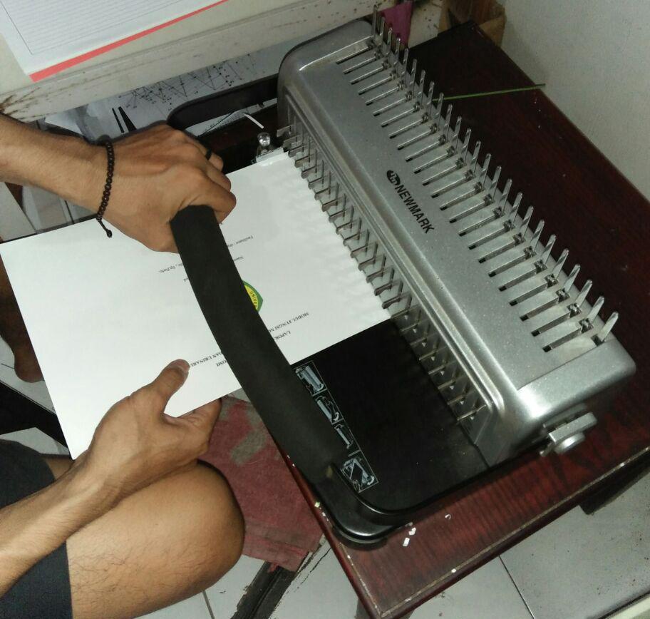 Inilah cara jilid spiral yang mudah dan cepat - FC Brother