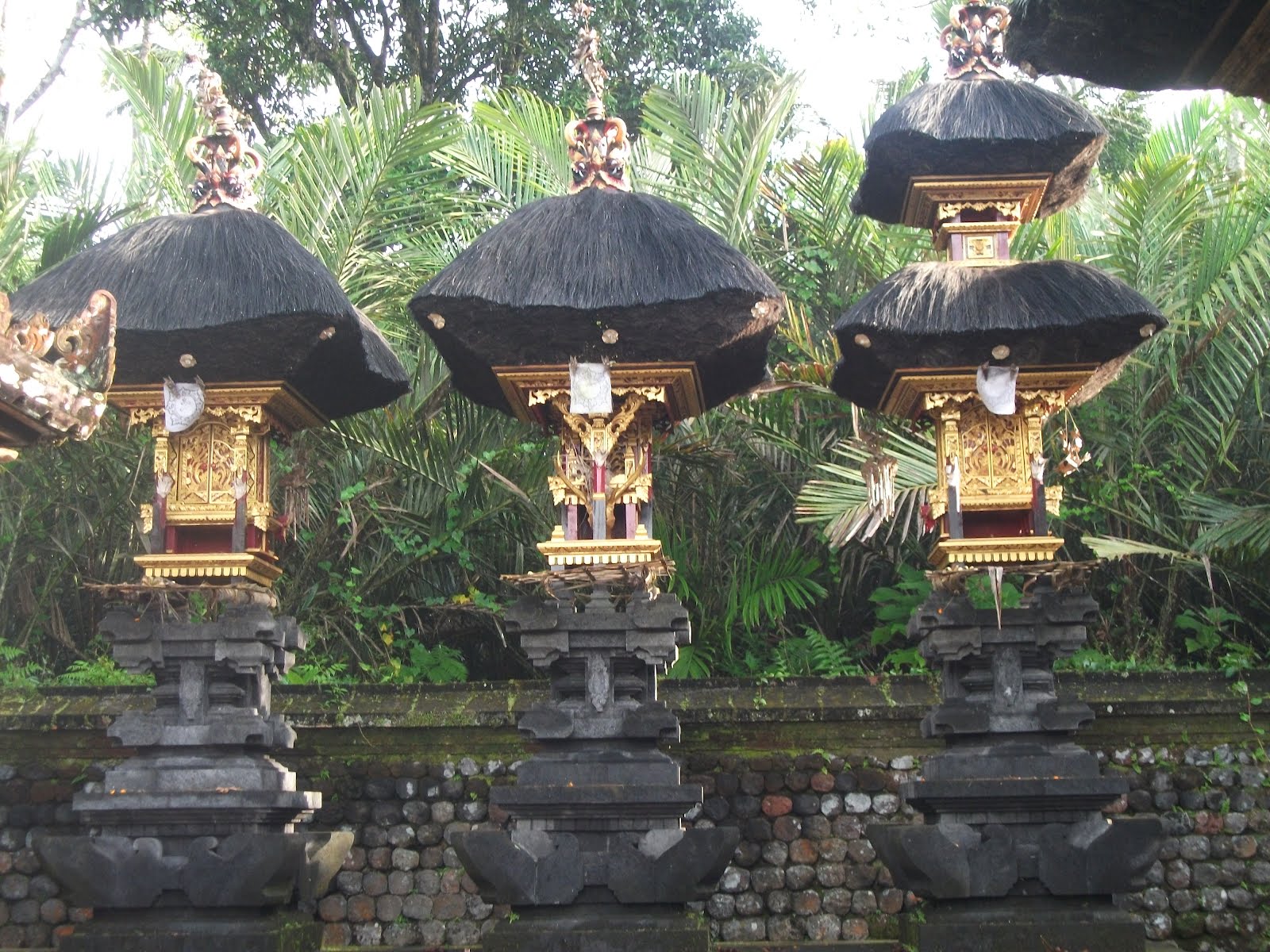 PENGRAJIN / KERAJINAN PURA DI BALI DENGAN BATU TABAS