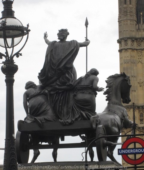 The Aeternal Swirling Fight : Queen Boudica's statue in London