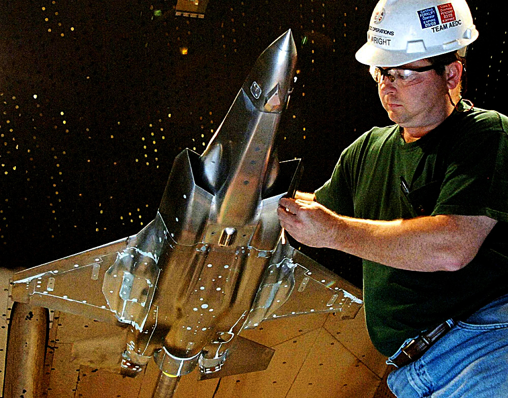 AT LAST - F-35 LIGHTNING II SCALE MODEL APPROACHING ~ Megamag 2