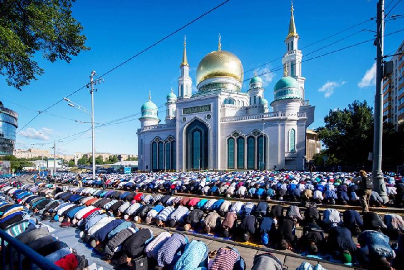 Eid prayers in Russia : Moscow's Muslims change the city