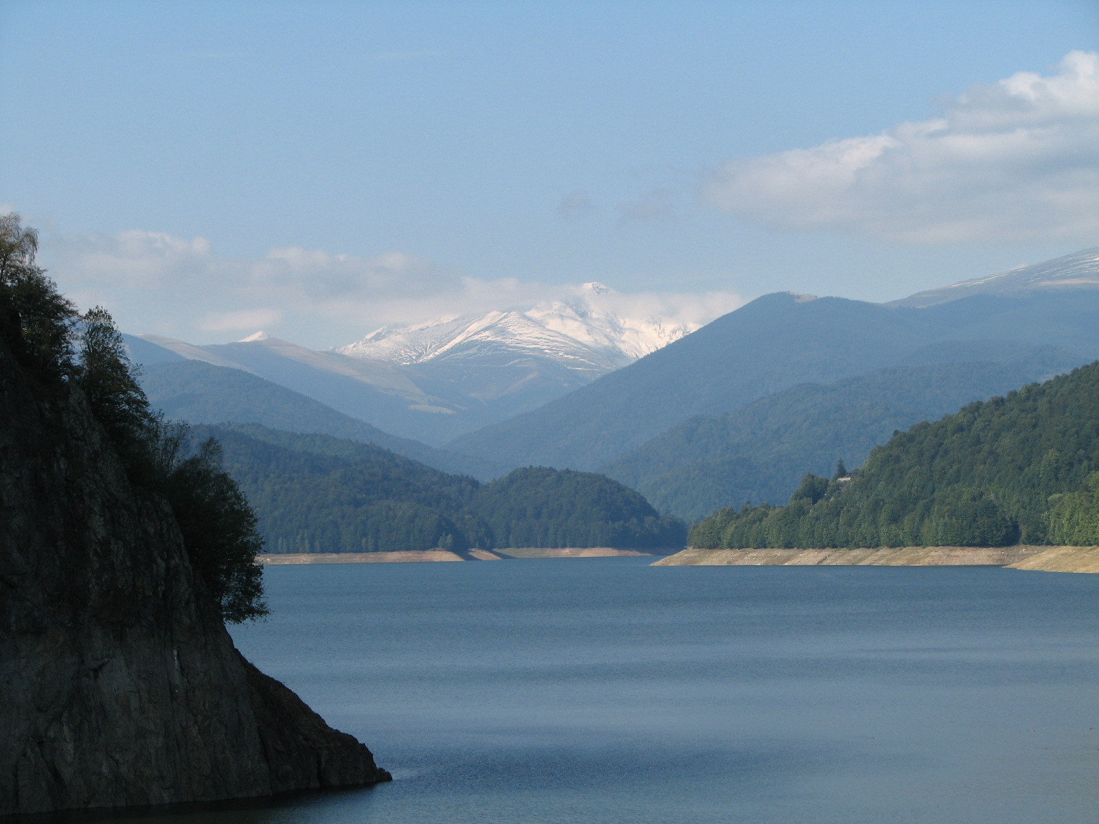 Explore Romanian Landscapes: Vidraru Lake and Vidraru Dam