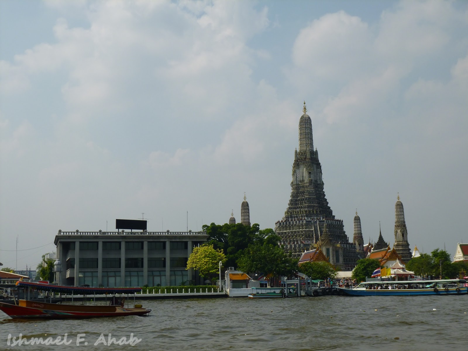 Adventures at Wat Arun: Hanging on for Dear Life |Filipino Sojourner