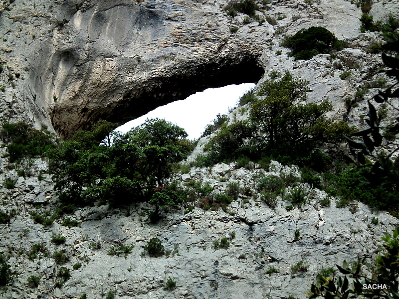 Un jour....Une photo !: Combe Vidauque : grotte tunnel , roche percée ...