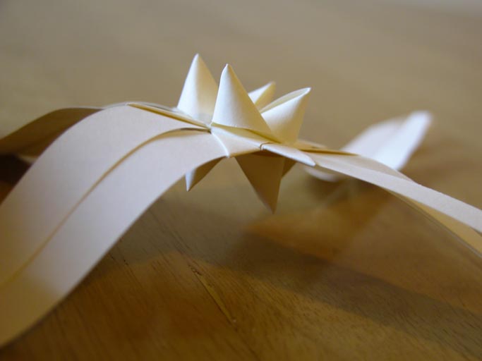 happy to make: How to make a star out of paper strips