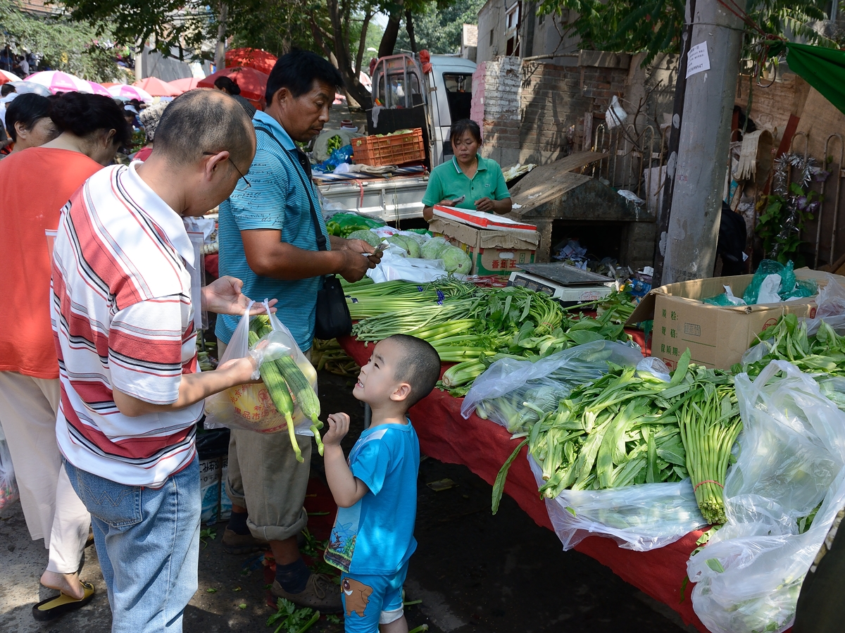 Tom and Margot's Adventures in Photography: Fahaisi Market and Temple