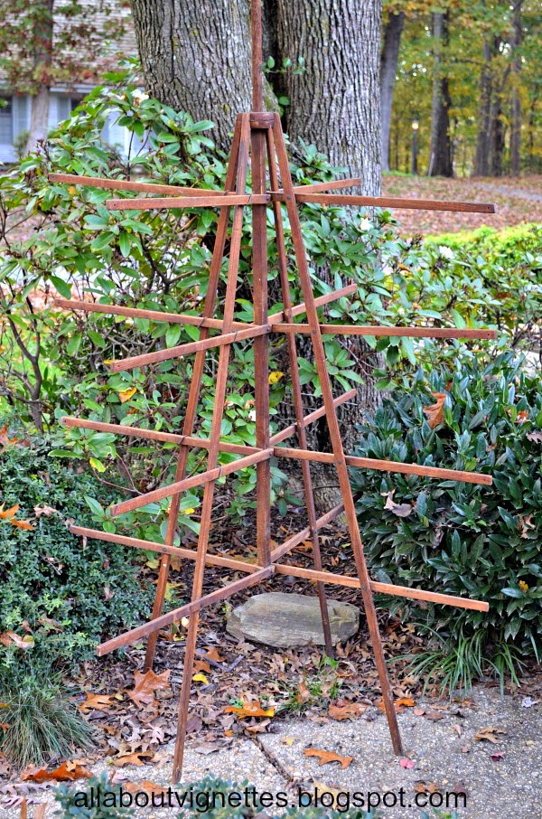 All About Vignettes: Not Your Average Holiday Tree