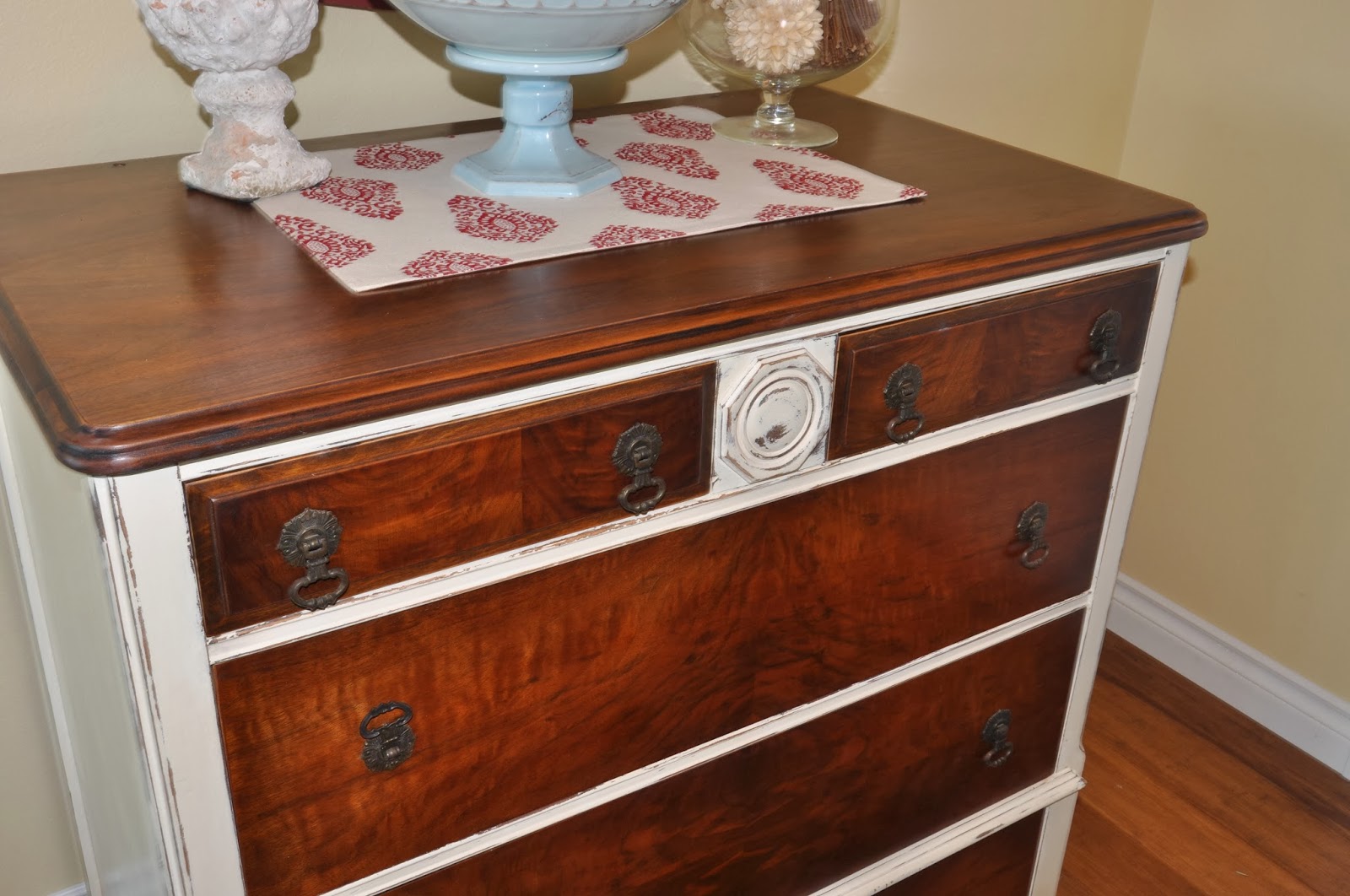 Sweetly Chic: Classy Little Dresser.