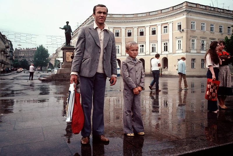 30 Fascinating Color Photographs Capture Everyday Life in the USSR in ...
