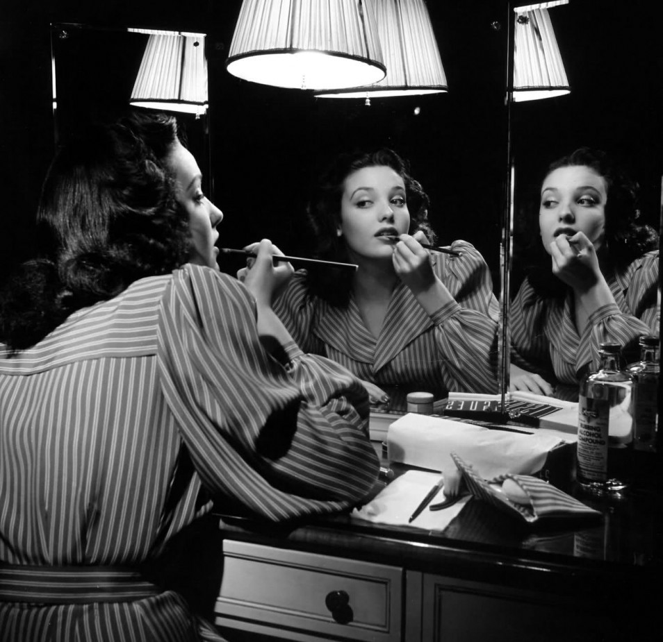 45 Glamorous Photos Capture Classic Beauties In Front of the Mirrors ...