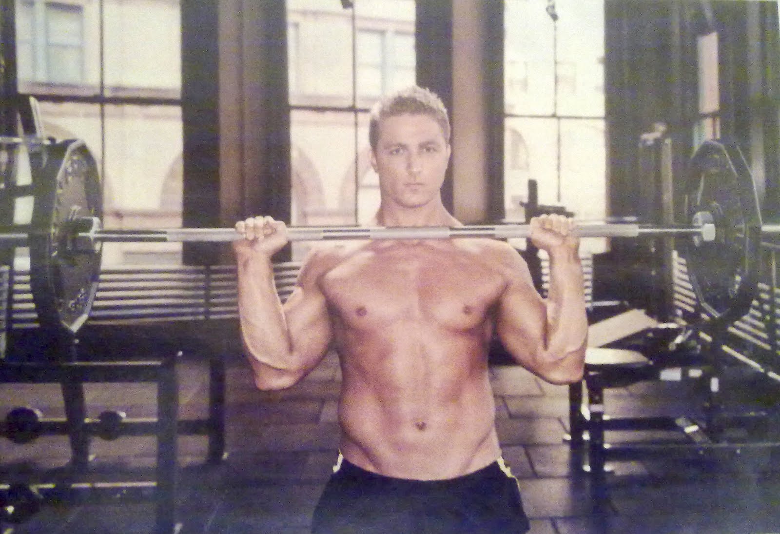 RUTINASBODYFITNESS: PRECISIÓN EN PRESS MILITAR