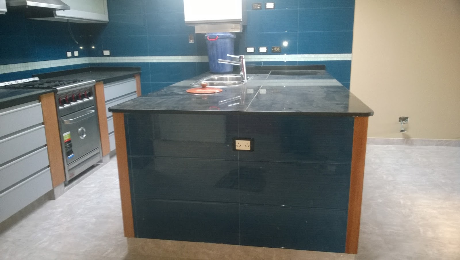 SUCARPINTERIAORG: Cocina color Gris Humo, Madera y Aluminio