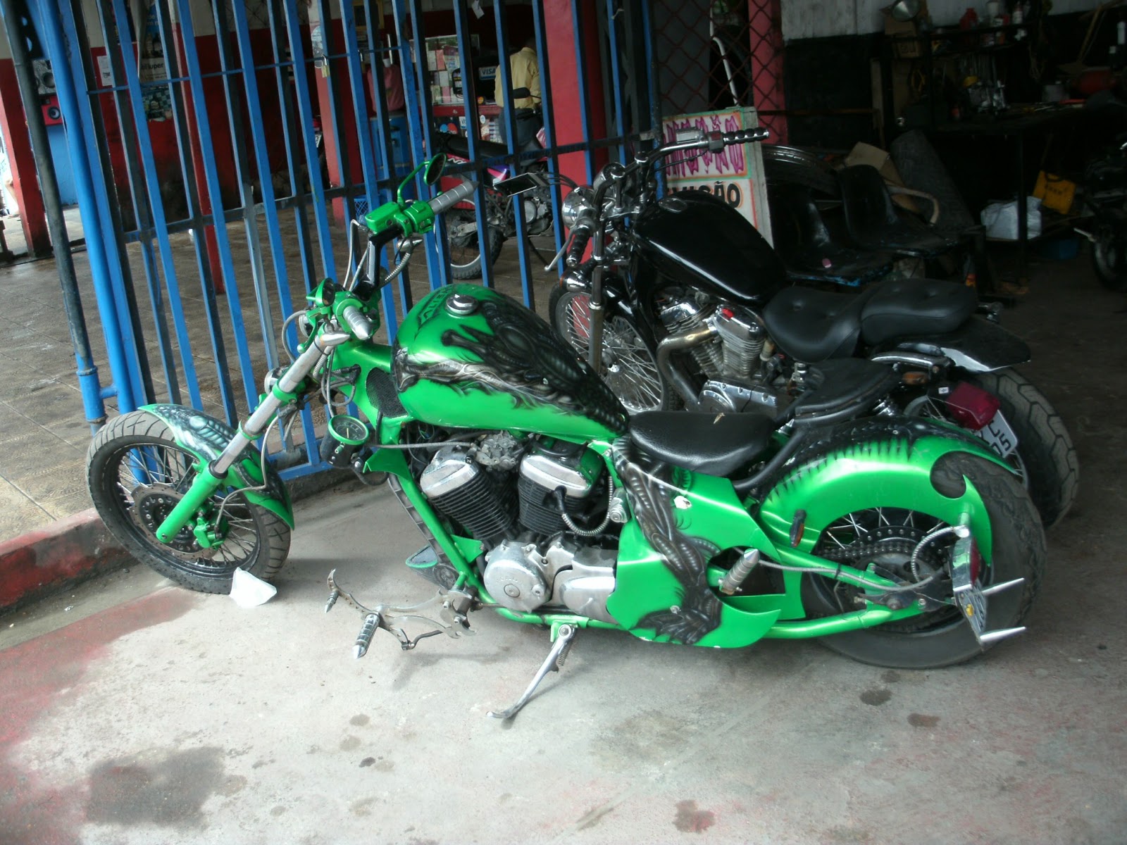 Evolution Motos: Shadow 600 Chopper " The Alien