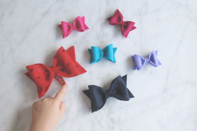 Perfect felt bows: free sewing pattern and tutorial / the creative muster