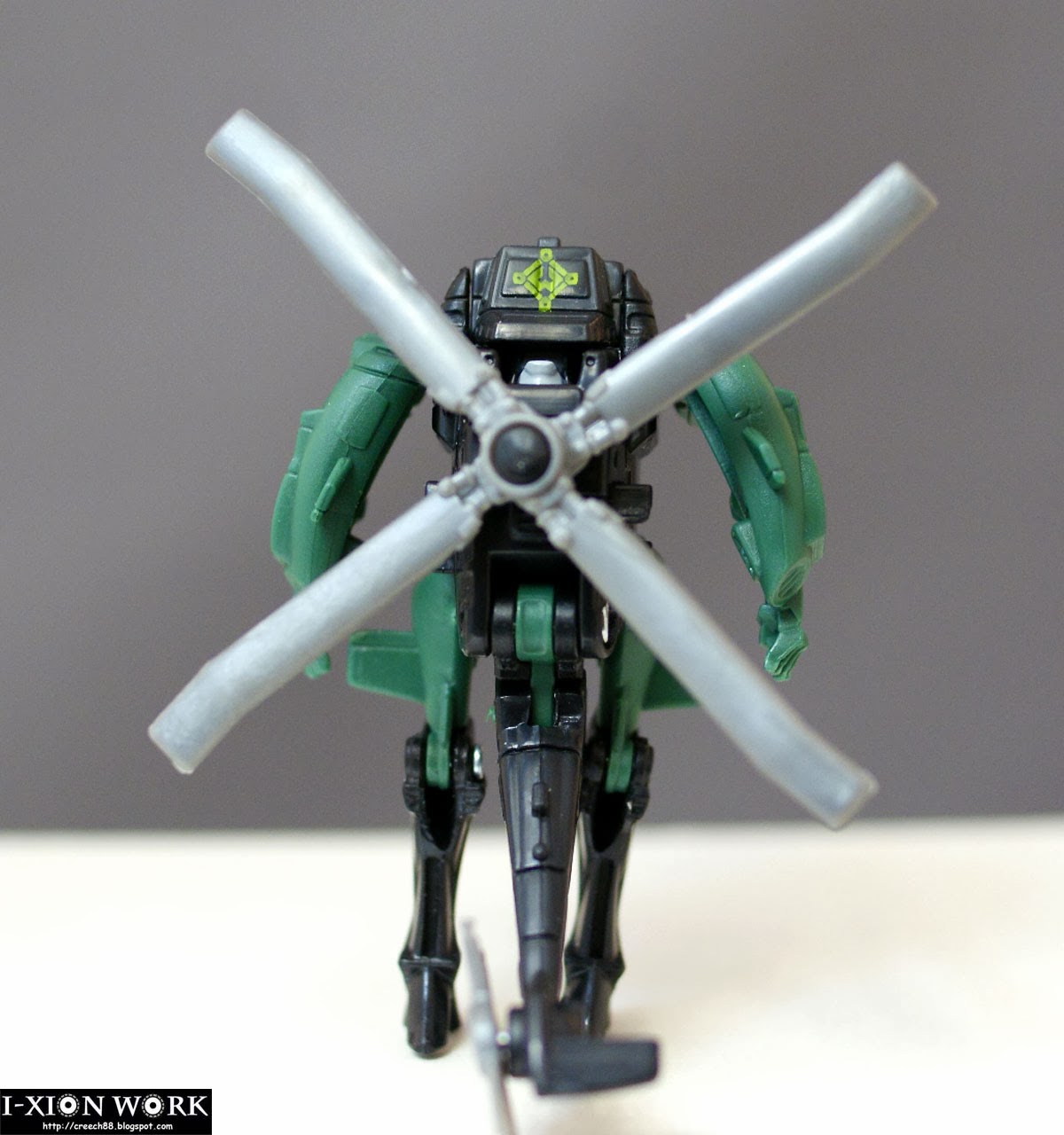一眼看穿: Transformers Generations Thrilling 30 - Mini-Con Assault Team ...