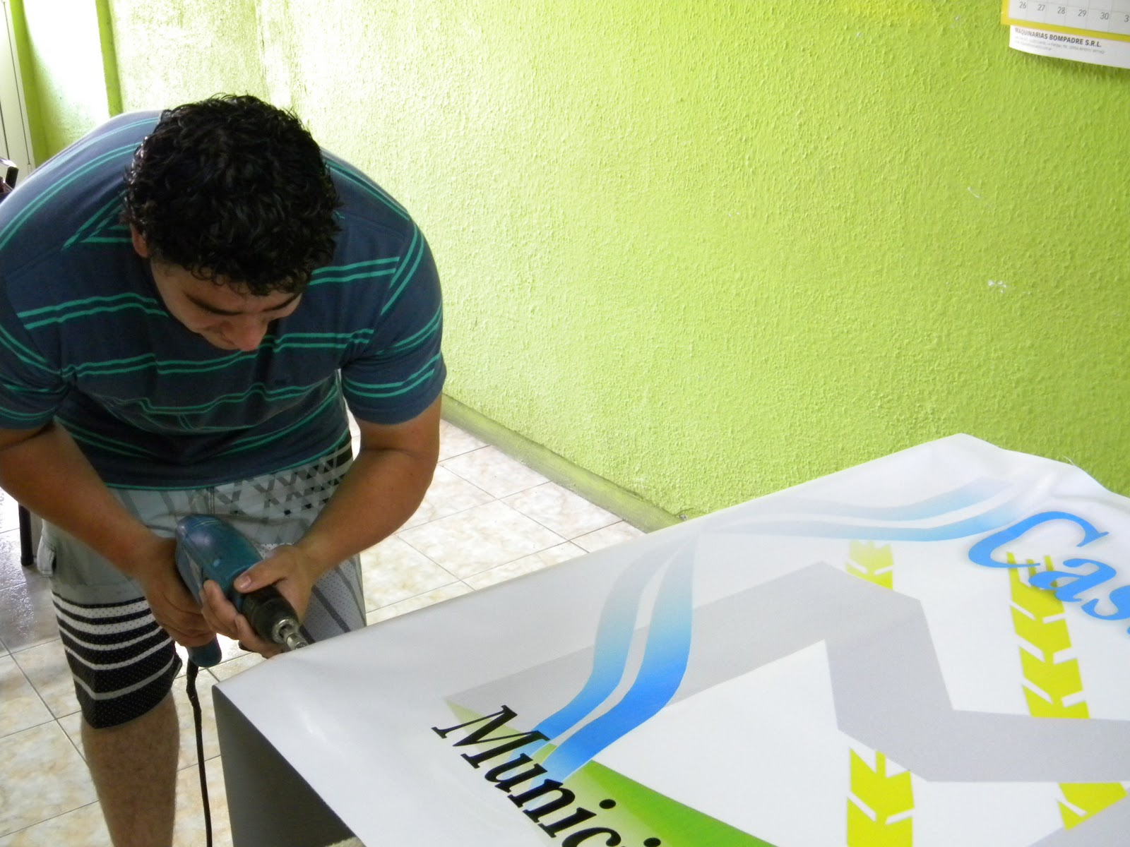 IDEAS CARTELES: proceso de tensado de lona front