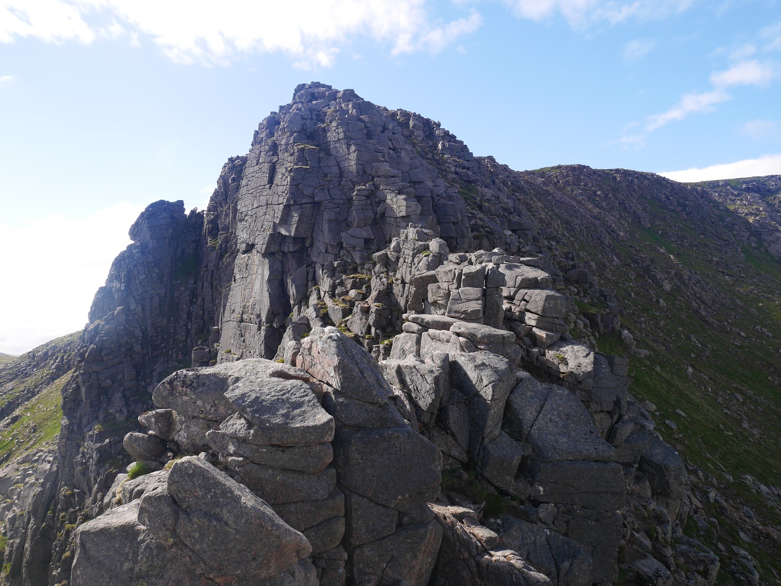 TARMACHAN MOUNTAINEERING: CAIRNGORMS BATHED IN SUNSHINE