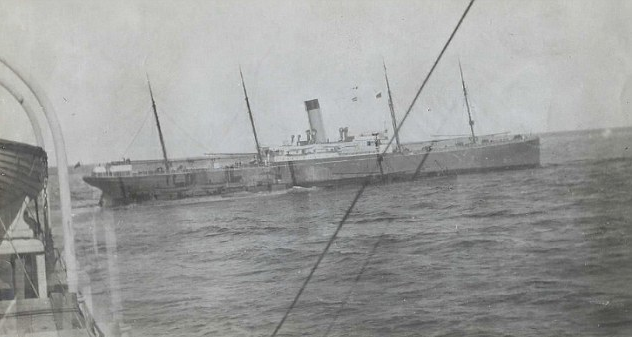 It's The Pictures That Got Small ...: UNSEEN TITANIC PHOTOS TO HIT THE ...