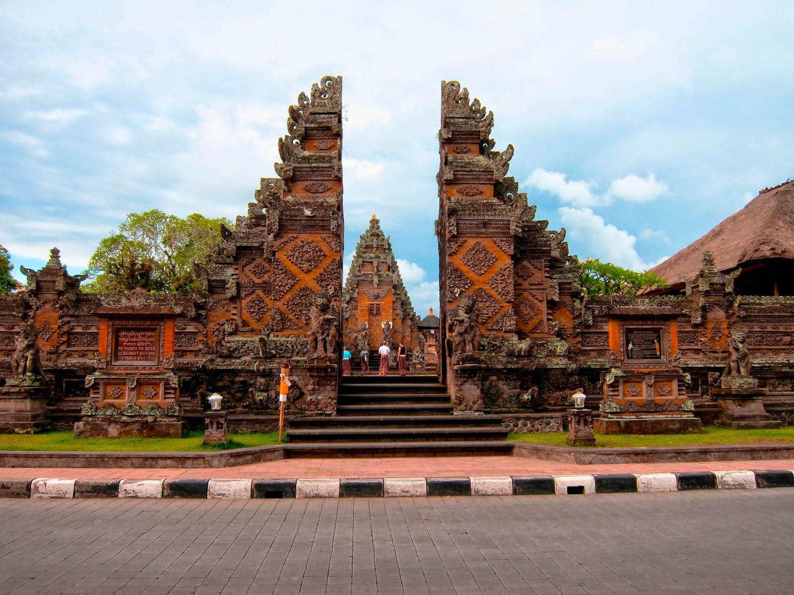 Bali Indonesia Holiday Travels: Batuan Temple a Classic Balinese Temple