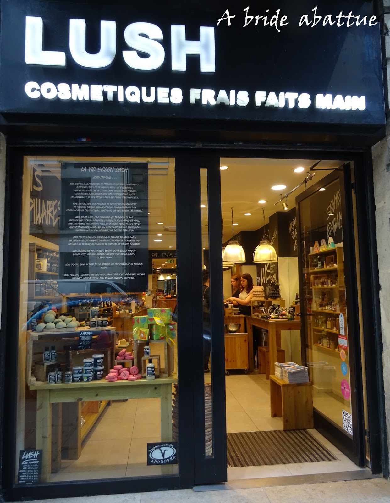 A bride abattue: Lush ... un univers luxuriant haut en couleurs