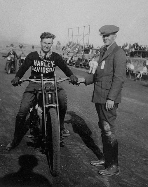 15 Vintage Photos of Motorcycle Riders Posing in Their Cool Harley ...