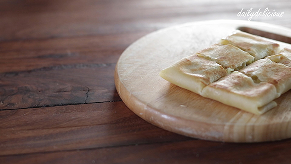 dailydelicious: Thai Banana Roti: Sweeten you day with sweet dessert!