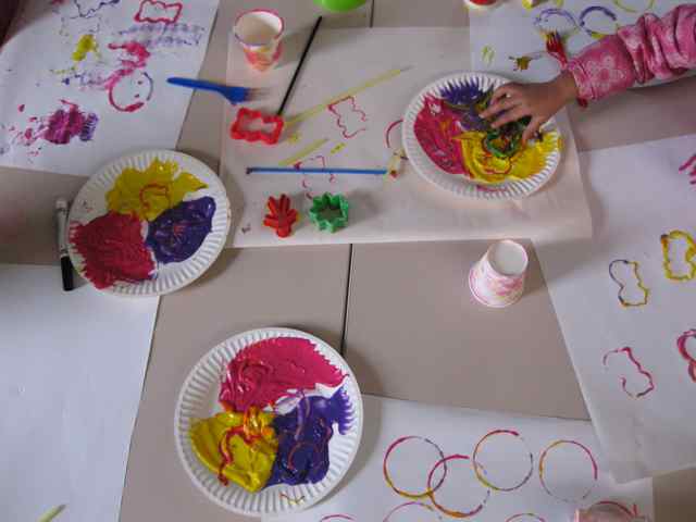 thirtynine: Playgroup art and craft: stamping with assorted objects