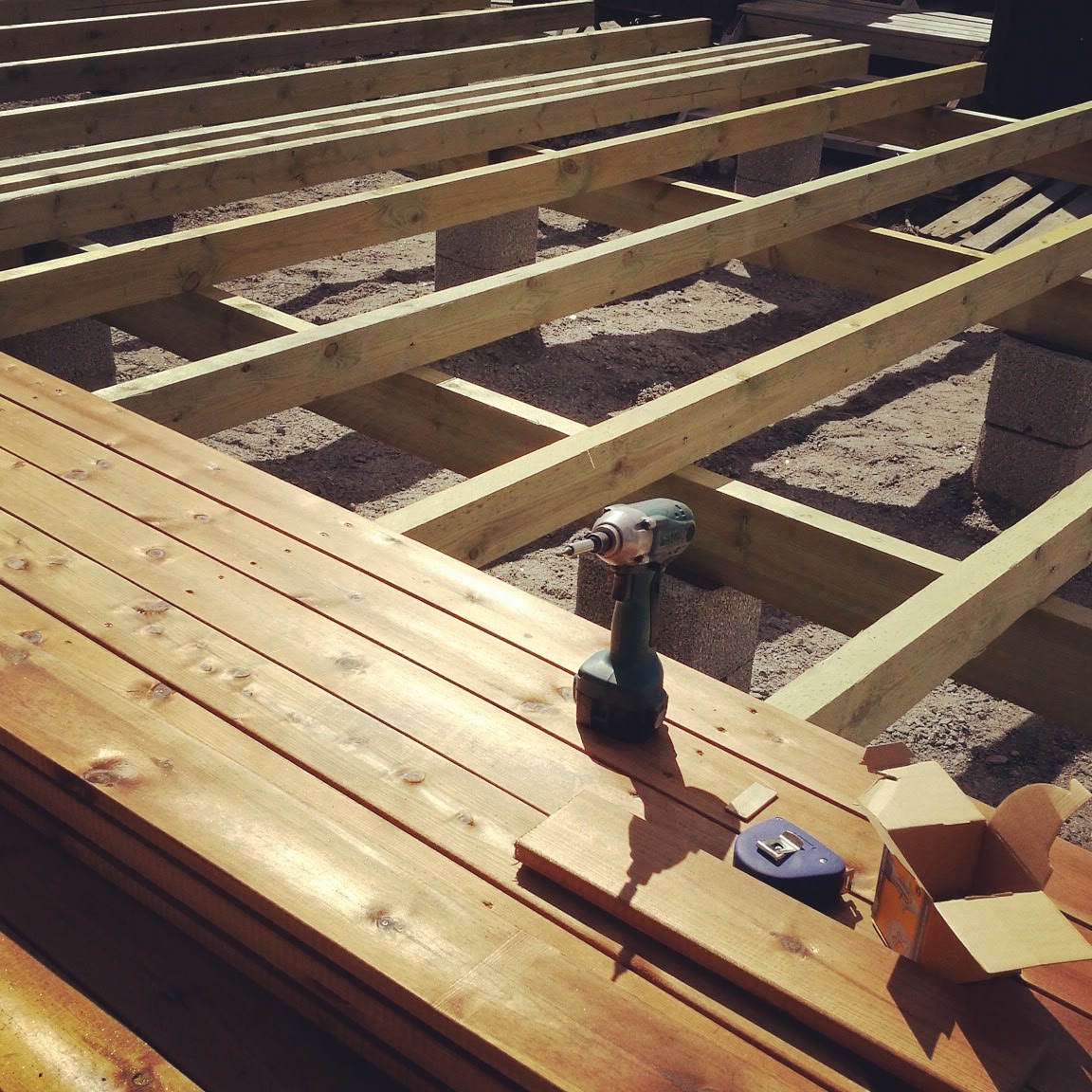 Pienisievä Sievitalo: Kaiteita vaille valmis terassi!