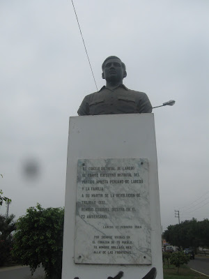 Busto de Remigio Esquivel en la entrada de la Ciudad de Laredo