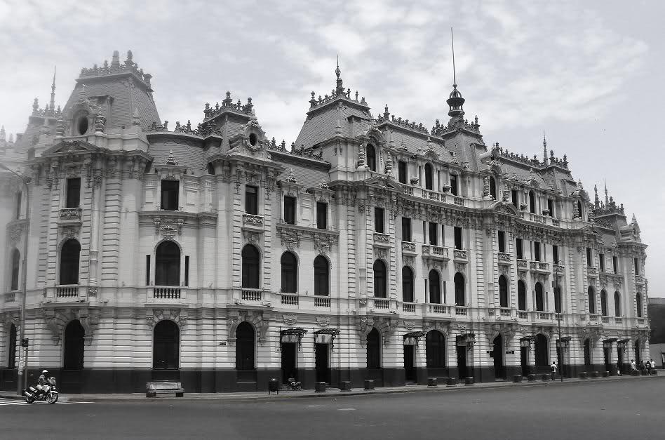 Edificio Rímac (Palacio Francés) en el Paseo de la República en Lima - Perú
