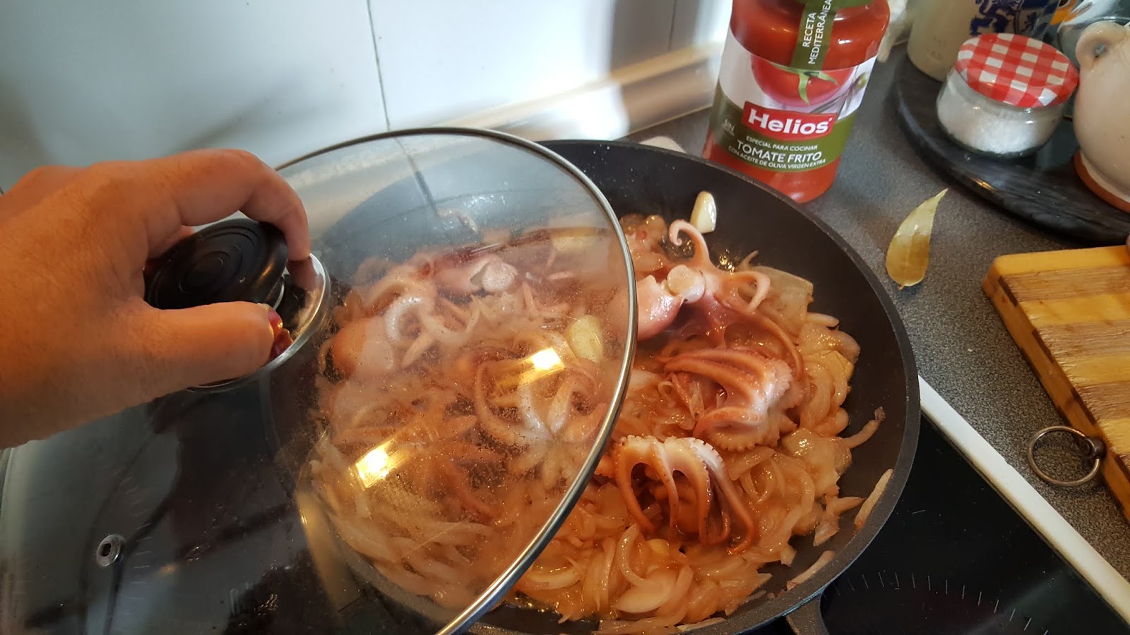 LA VIOLETA POBLENOU: PULPITOS CON CEBOLLA Y TOMATE FRITO