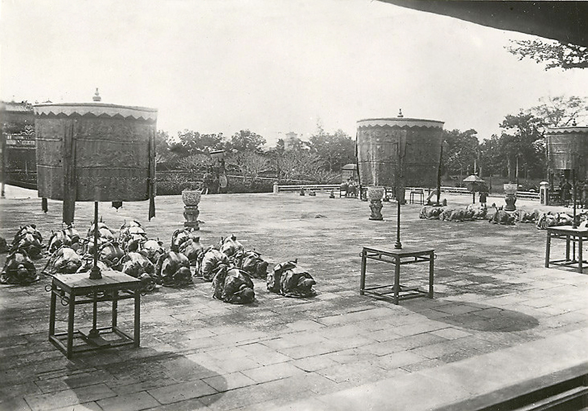 The Mad Monarchist: Kowtowing