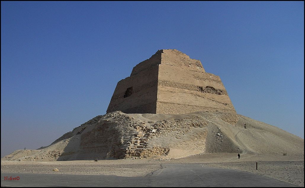 HET OUDE EGYPTE, MONUMENTEN: MEIDUM, PIRAMID of Snefru