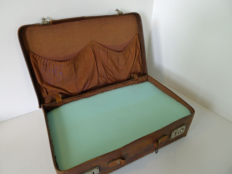 Pieces by Polly: How to Make Newt Scamander's Magical Case