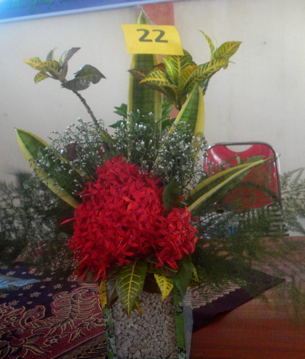 Merangkai Bunga, ga gampang euy...