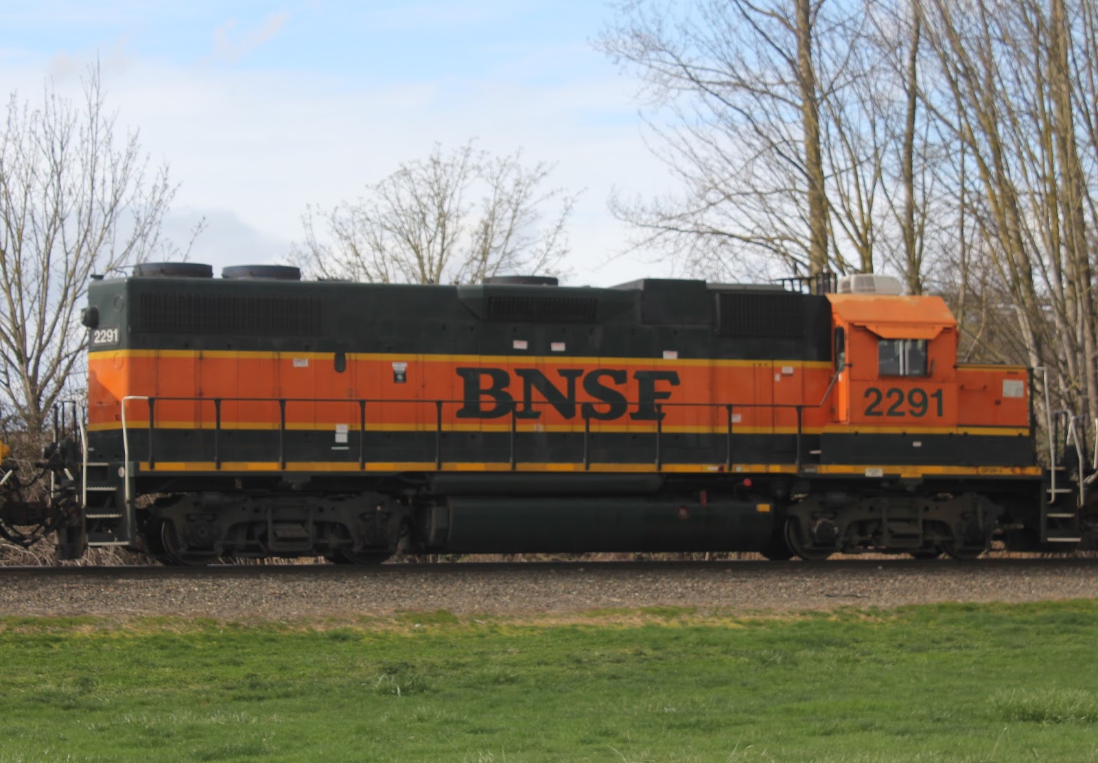 Railfan in Sumas, WA: clouds, BNSF switchers 2651/GP39-3, 2291/GP38-2 and 2901/GP39E, 10am...8 ...