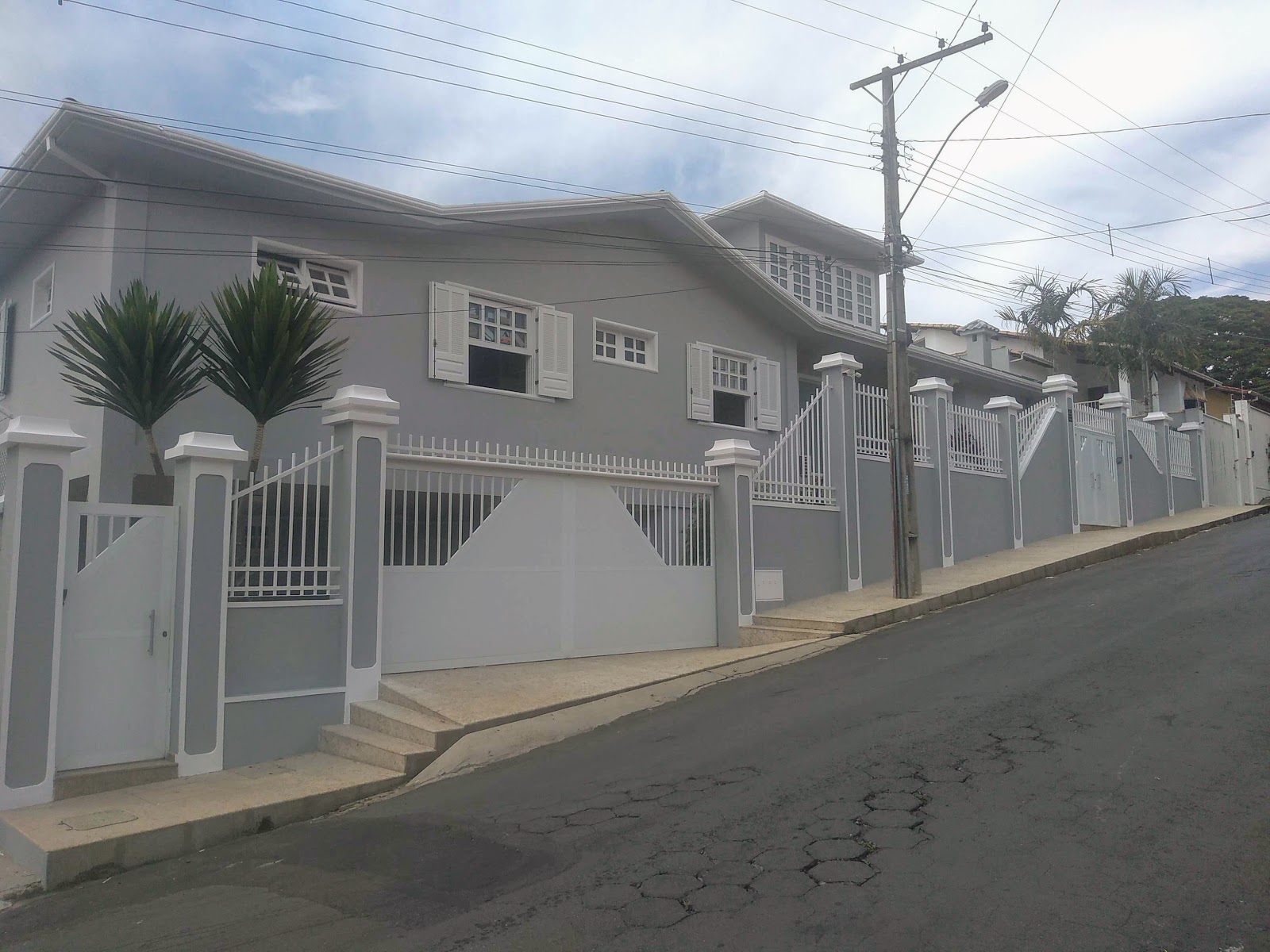 Pintura externo em casa cor prata.