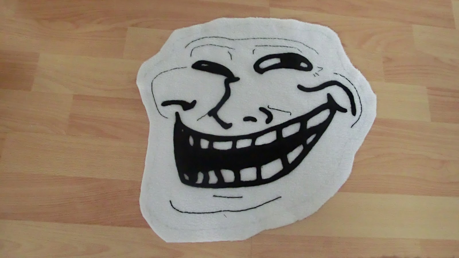 Nerdy Crafts: Das Trollface Kissen